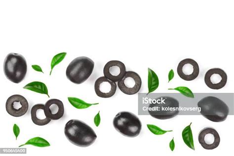 고 슬라이스 블랙 올리브 잎 흰색 배경에 고립 된 장식 최고의 볼 수 있습니다 평면 위치 패턴 0명에 대한 스톡 사진 및 기타 이미지 Istock
