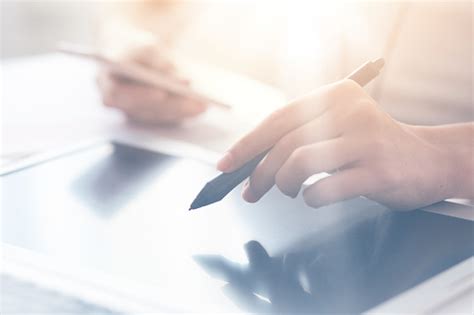 빈 화면 프로그래머 또는 디자이너가 집에서 온라인으로 작업하고 새로운 프로젝트를 수행하고 무선 인터넷을 사용하여 현대 전자