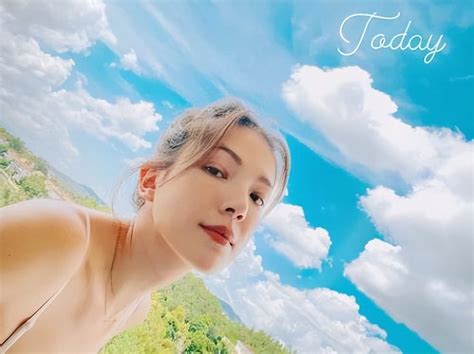 许玮甯楼顶晒三连拍，故意遮挡好身材，粉丝猜测她已经怀孕 怀孕 楼顶 许玮甯 新浪新闻