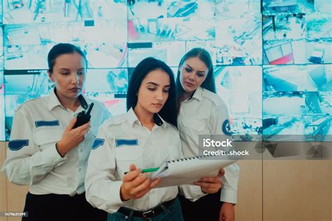데이터 시스템 제어실 사무실에서 일하는 여성 보안 요원의 그룹 초상화 기술 운영자 여러 디스플레이가 있는 워크스테이션에서 작업