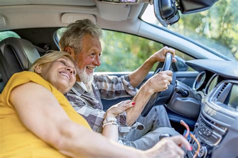 여행 여행에 차를 운전하기위한 행복한 시니어 커플 최고의 년을 즐기는 남자와 여자와 즐거운 활동적인 노인 라이프 스타일의 개념 2020년에 대한 스톡 사진 및 기타 이미지