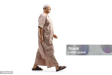 전통적인 옷을 걷는 성숙한 무슬림 남자의 전체 길이 프로필 샷 걷기에 대한 스톡 사진 및 기타 이미지 걷기 노인 이슬람교