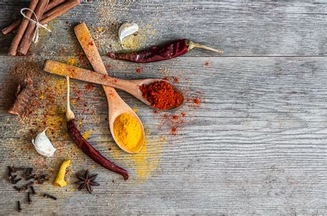 회색 나무 소박한 테이블에 숟가락에 다양한 향신료 향신료 배경 가루로 빻은에 대한 스톡 사진 및 기타 이미지 가루로 빻은 강황 건강한 식생활 Istock
