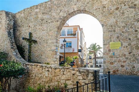 화려한 건물과 좁은 거리 스페인 칼페 의 지중해 마을의 역사적인 중심지에있는 건축물 0명에 대한 스톡 사진 및 기타 이미지