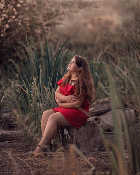 Девушка в красном платье