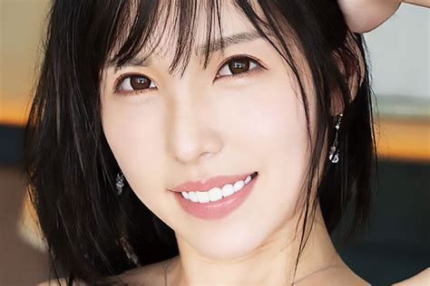 小野六花 幼馴染とベロキスしながらオッパイ揉んで手マンでマン汁溢れさせて顔面騎乗クンニする！ 無料av動画