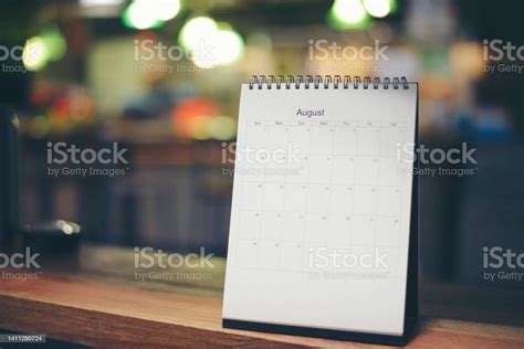 2023 테이블 위의 달력 책상 장소 플래너를위한 데스크톱 캘린더는 나무 사무실 테이블에서 의제 시간표 약속 조직 관리 각 날짜 월 및 연도를 계획합니다 달력 개념 0명에