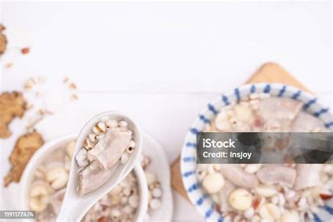 맛있는 4 토닉스 허브 맛 수프 허브와 대만 전통 음식 흰색 나무 테이블에 돼지 고기 창자 닫기 평면 평신도 최고 전망 0명에 대한 스톡 사진 및 기타 이미지 Istock