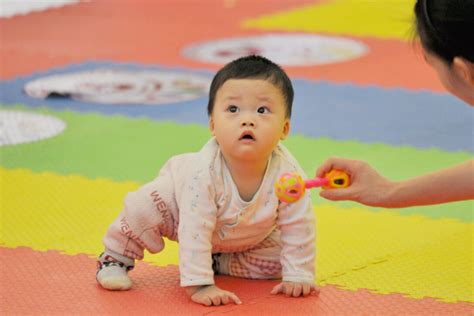 宝宝“7滚8爬”过关就无忧？除了大动作，会3个小动作才是聪明娃 知乎