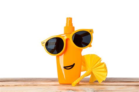 선글라스와 나무 테이블에 장식 손바닥 흰색 배경에 고립 된 선크림 스프레이 안전한 황갈색 계절에 대한 스톡 사진 및 기타 이미지 Istock