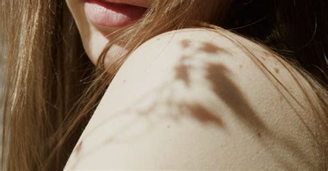 감정 개성 개인적인 고요한 고전적인 초상 교활한 그림자 긴 머리 내성적 인 다른 곳을 바라보는 대기의 라이프스타일 명상 적 미니멀리스트 민감한