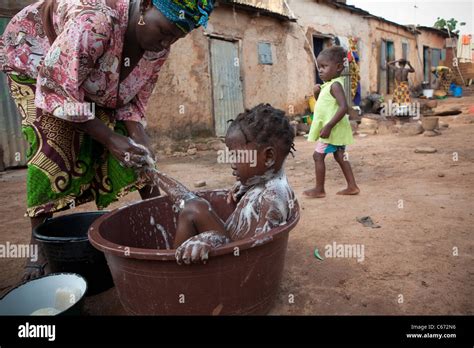 Une Mère Baigne Son Enfant Dans Un Bidonville De Bamako Mali Afrique
