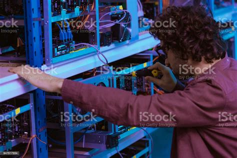 드라이버와 함께 테리 마이닝 농장에서 복구 하는 젊은 컴퓨터 엔지니어의 근접 촬영 가상현실에 대한 스톡 사진 및 기타 이미지 가상현실 건강관리와 의술 공학 Istock