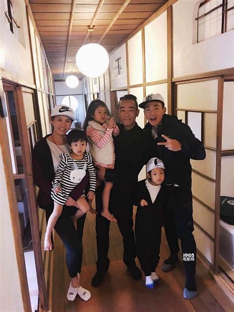 陈小春刘畊宏12年再聚首 惊现头文字d兄弟手势