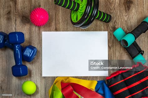 피트니스 및 체육을 위한 스포츠 및 훈련 장비 덤벨 피트니스 롤러 뾰족하고 부드러운 침술 공 복근 및 등 롤러 탄성 밴드 활동적인 라이프 스타일의 개념 0명에 대한 스톡