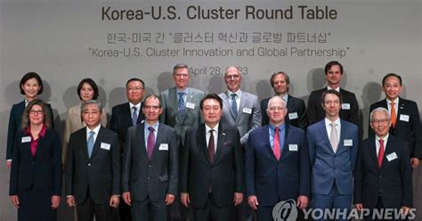 윤 대통령 클러스트 라운드테이블 기념촬영