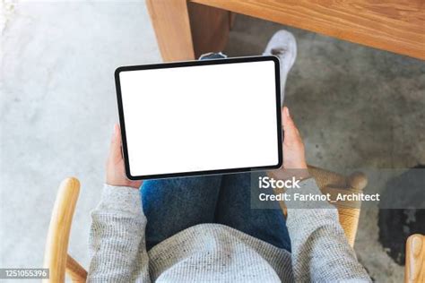 빈 흰색 데스크톱 화면으로 검은 색 태블릿 Pc를 들고있는 여성 검은색에 대한 스톡 사진 및 기타 이미지 검은색 공란 데스크탑 컴퓨터 Istock