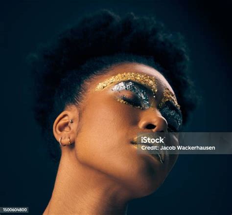 흑인 여성과 함께하는 아름다움 금 환상 럭셔리 화장품 아프리카의 자부심을 위한 스튜디오에서의 메이크업 자연스럽고 창의적이며 여신은 여왕 청동 화려함을 배경으로 여성 모델을