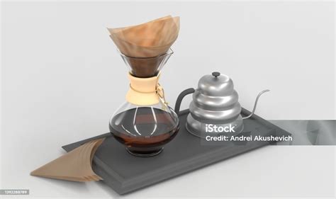 종이 필터와 검은 색 트레이에 은색 드립 주전자가있는 유리 커피 메이커 각도보기 나무 고리가있는 투명한 콘센트와 모래 시계