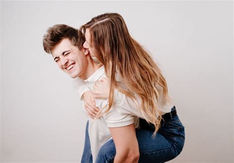 Amor Apasionado Y Hermosa Pareja Divertirse Contra La Pared Blanca