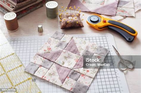 패치워크 블록 공예 매트 직물의 스택 흰색 나무 표면에 재 봉 액세서리 0명에 대한 스톡 사진 및 기타 이미지 0명 가위 골무 Istock