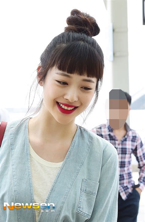 Không còn hở hang nổi loạn Sulli xinh rạng ngời tại sân bay