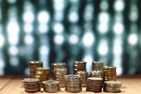 디지털 경제입니다 백그라운드에서 파란 컴퓨터 모니터 화면에 디지털 바이너리 코드와 동전 모양 사업 재정 및 저장 하는 개념입니다 경제에 대한 스톡 사진 및 기타 이미지