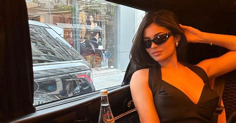 Kylie Jenner Accused Of Flaunting Wealth As Fans Hit Out Over Private Jet Snaps Mirror Online