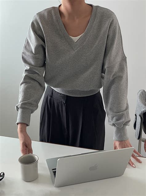 크리뮤즈 🍂가을신상국내생산고퀄리티 브이넥 세미크롭 절개 맨투맨3colors너드룩여친룩여리오버핏봄신상개강룩긱시크간절기룩데일리룩프레피룩드뮤어크롭맨투맨