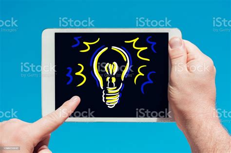 태블릿 장치에 들고 Backgroun 블루 스카이와 손가락으로 화면을 터치 하는 남자 개념에 대한 스톡 사진 및 기타 이미지 개념 겨냥 경영자 Istock