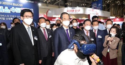 지방시대 엑스포 전시관 둘러보는 한덕수 총리