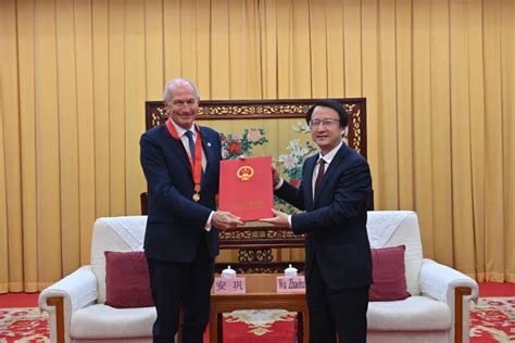 科技部副部长吴朝晖向法国专家安巩补授中国政府友谊奖手机新浪网