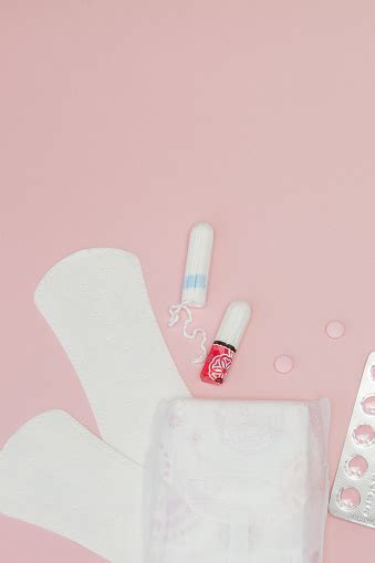 위생 패드와 탐폰 및 알 약 분홍색 배경 여자 중요 한 일 부인과 생리 주기 생리 위생 여성 위생 의료 개념입니다 평면도 평 신도 복사 공간 0명에 대한 스톡 사진 및 기타