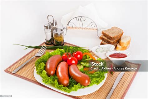 토마토 오이 채소와 소 하 세 삶은 지 검정 또는 흰색 빵 제공 완벽 한 추가 이다 매운 소스와 겨자 저녁 식사를 위해이 요리 제공 강도와 쾌활 합니다 갈색에 대한 스톡