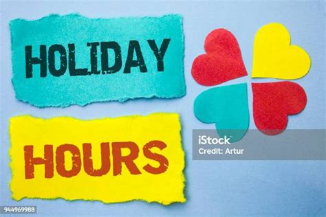 개념적 손 휴가 시간을 보여주는 작성입니다 비즈니스 사진 축 하 시간 계절 자정 판매 Extratime 여 하늘색 배경 마음에 눈물을 서류에 작성을 보여주는 12월에 대한