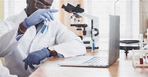 아프리카계 미국인 노동자가 실험을 수행하는 실험실에서 일합니다 사진 Unsplash의 화학 이미지