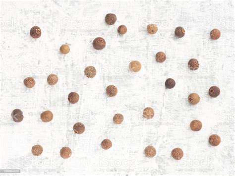 하얀 콘크리트 배경에 향신료 올스파이스 의 작은 무리 매크로 플랫 레이 인도 요리 개념 갈색에 대한 스톡 사진 및 기타 이미지 Istock