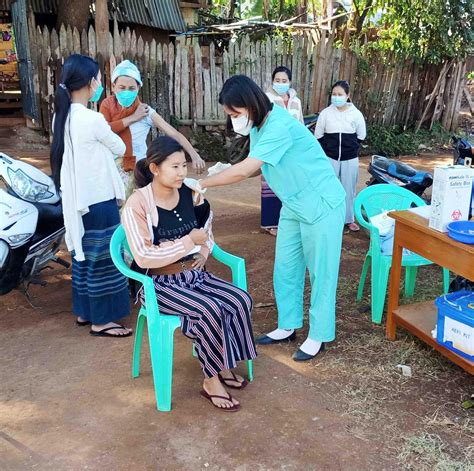 ရပ်ကွက်အတွင်း ဒုတိယအကြိမ် ထိုးနှံရန်ကျန်ရှိသည့် ဒေသခံပြည်သူများအား ကိုဗစ် ၁၉ ရောဂါ ကာကွယ်ဆေး ကွင