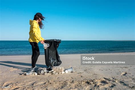 쓰레기 봉투로 해변을 청소 쓰레기와 플라스틱을 따기 여자 0에 대한 스톡 사진 및 기타 이미지 0 Microplastic 개념 Istock