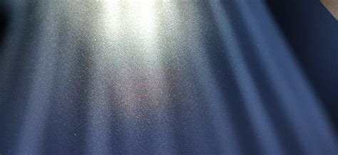 회색 줄무늬 어두운 검은 색과 파란색 배경 빛과 그림자의 재생합니다 광선 위에서 신성하거나 하늘의 광채 스포트라이트를 통해 위에서 조명을 시뮬레이션합니다 복사 공간 보라색에