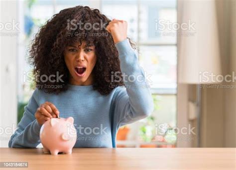 아프리카계 미국인 여자 저장 화가 돼지 저금통에 돈을 미친과 제기 손으로 소리 분노와 좌절 외치고 분노 개념 감정에 대한 스톡