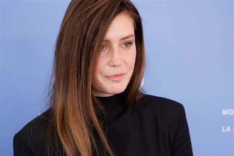 Adèle Exarchopoulos Lactrice Saffiche Dans Les Bras Dun Beau Brun Sur Instagram Public