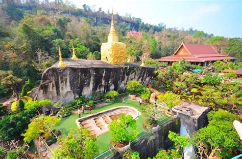 วัดถ้ำผาแด่น อันซีนวัดสวยบนเนินเขาแห่งสกลนคร