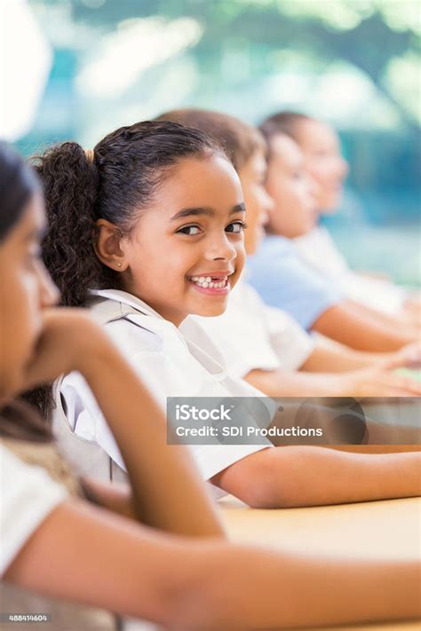 초등학교 여자아이 중에는 카메라를 보고 미소 짓는 평온한 앉아 강의실형 교복에 대한 스톡 사진 및 기타 이미지 교복 학습 2015년 Istock
