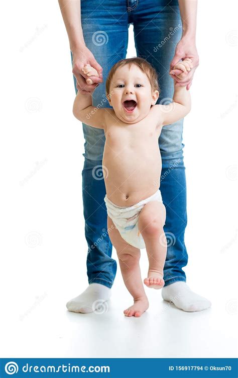 Mutter Hilft Ihrem Kleinen Sohn Bei Den Ersten Schritten Stockfoto Bild Von Mutterschaft Nett