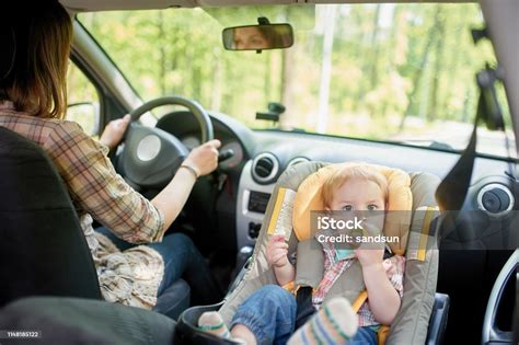 자동차를 운전 하는 젊은 아름 다운 여자 앞 좌석에 장착 된 아이 안전 좌석에 예쁜 1 살 유아 소년 어린이 운송 안전 가족에 대한 스톡 사진 및 기타 이미지 Istock