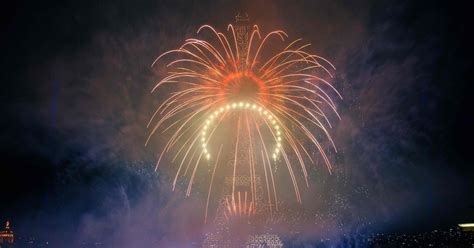 포토 에펠탑 화려히 장식한 바스티유 데이 불꽃놀이