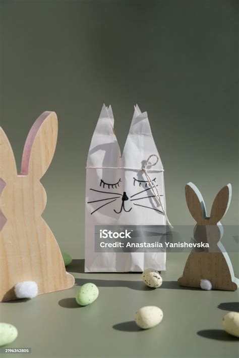 Diy 솔직한 부활절 선물 종이 봉지 토끼 배열 장식 어린이를 위한 수제 공예 종이 선물 아이디어 사용 설명서 활동 시리즈 제로웨이스트 친환경 봄철 0명에 대한 스톡 사진