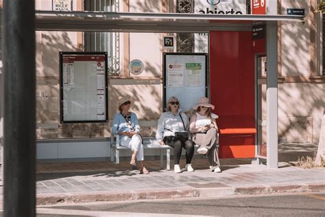 Emt 발렌시아 거리 거리 사진 건축 공공 장소 교통 그늘 기다리는 낮 노선지도 대중교통 도시 도시 생활 도시 풍경 도시의 레저 마우스 패드의