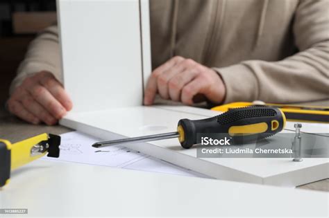 테이블에 나무 가구를 조립하는 남자 스크루 드라이버에 집중 Diy에 대한 스톡 사진 및 기타 이미지 Diy 가구 가정 생활 Istock